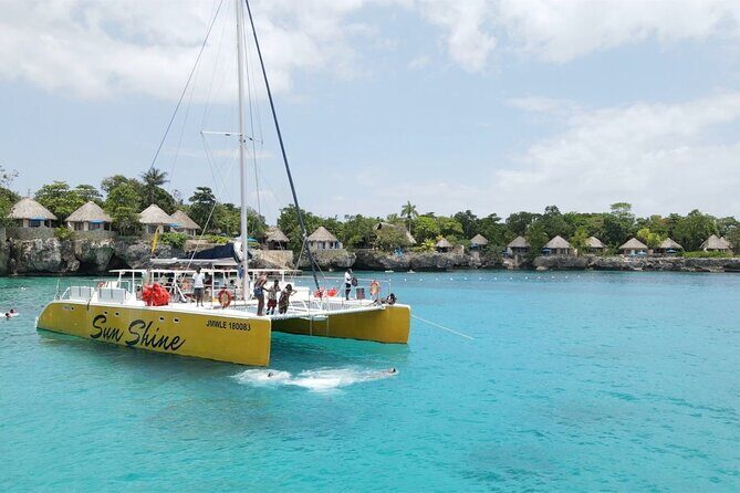Negril PRIVATE CHARTER Catamaran (rate for 21 persons) - Key Points