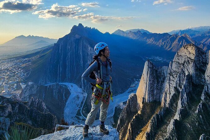 Nest of the Aguiluchos with 3 abseils and certified guides - Key Points