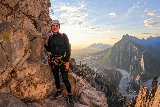 Nest of the Aguiluchos with 3 abseils and certified guides - An Introduction to the Experience