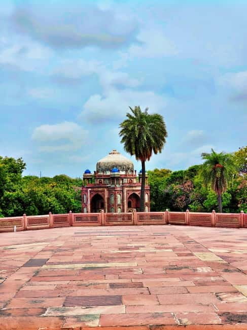 New Delhi Tuk-Tuk Tour - Spiritual Stops: Hanuman Mandir and Gurudwara Bangla Sahib