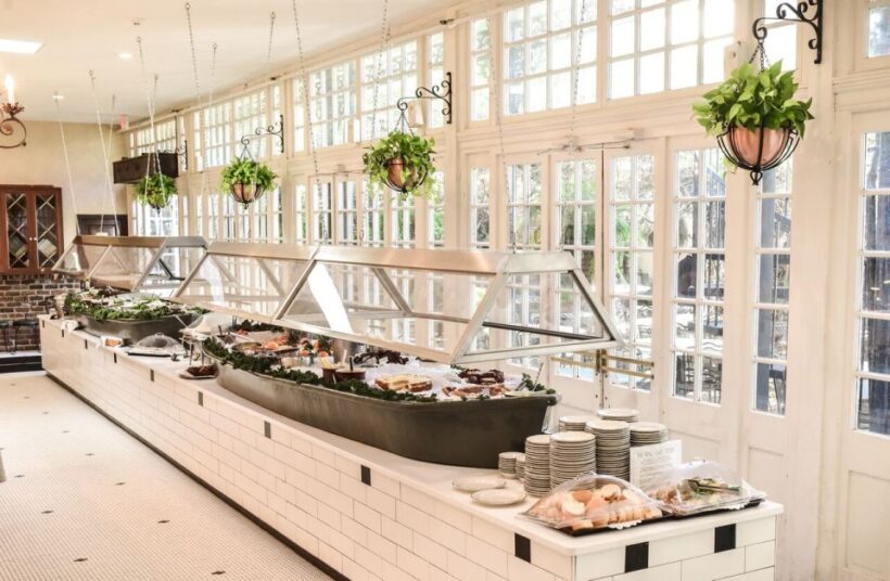 New Orleans: 'Court of Two Sisters' Jazz Brunch Buffet - Key Points
