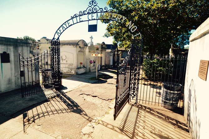 New Orleans Garden District and Lafayette Cemetery Tour - The Walk and Its Pace