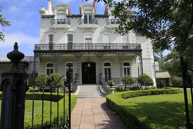 New Orleans Garden District- At your own pace. Downloadable audiovisual tour. - Key Points