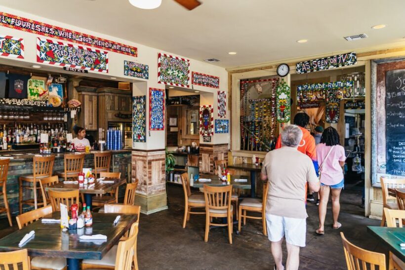 New Orleans: Garden District Food, Drinks & History Tour - Exploring Magazine Street and Local Shops