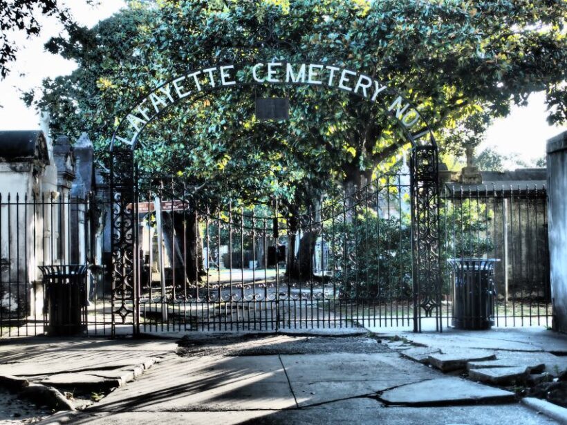 New Orleans: Garden District Tour - The Guides Role: Knowledge and Humor