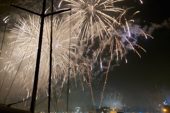 New Years Eve on a Boat With Champagne and Fireworks! - Inclusions and Amenities