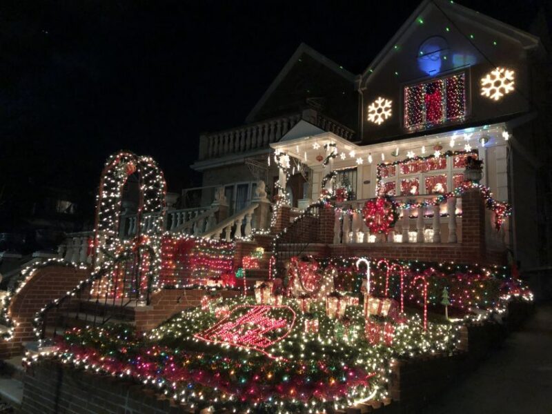 New York City: Dyker Heights Christmas Lights Tour - The Details That Matter
