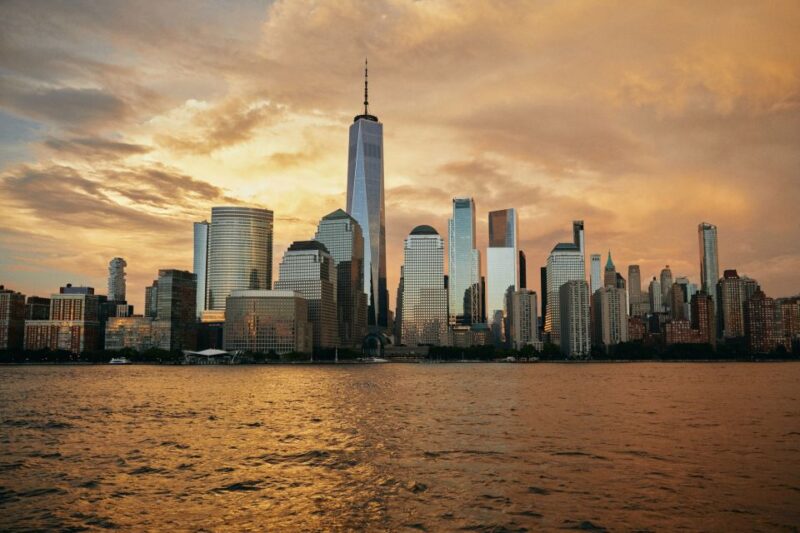 New York City: Gourmet Dinner Cruise with Live Music - Dining Experience: Food and Beverages