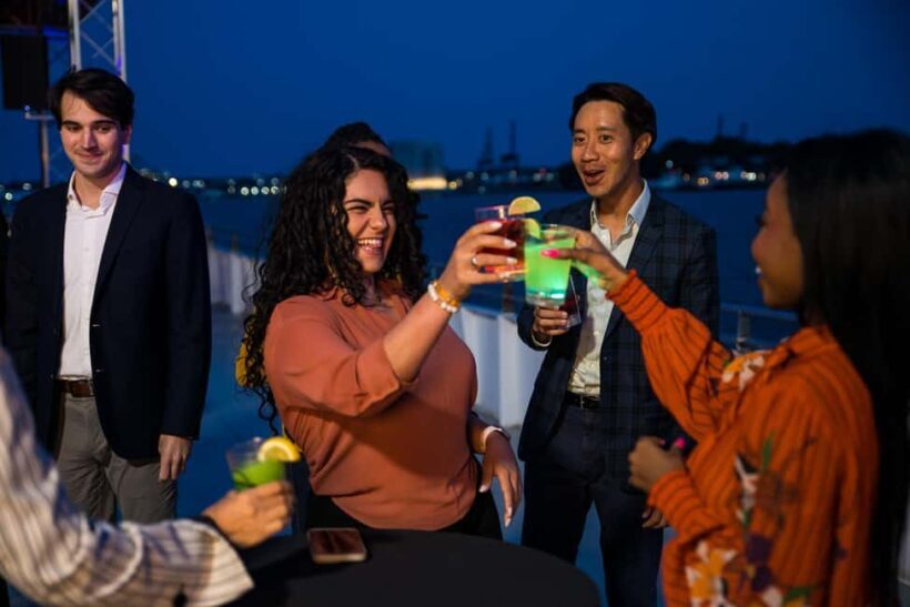 New York City: Sip 'N Groove Evening Cruise with Live DJ - What Makes This Cruise Special?