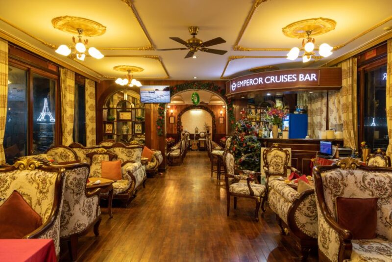 Nha Trang: Romantic Sunset Cocktails and Dinner Cruise - Detailed Breakdown of the Itinerary