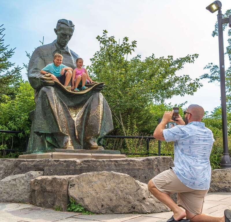 Niagara Falls: USA/Canada Tour with Boat Cruise and Lunch - Key Points