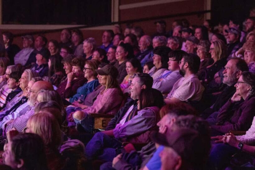 Niagara Falls, USA: Magic Theatre - Illusionist Leon Etienne - An Introduction to the Magic Theatre Experience
