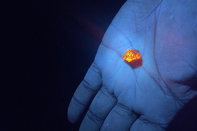 Night time fluorescent Rockhounding Tour - An In-Depth Look at the Nighttime Fluorescent Rockhounding Tour