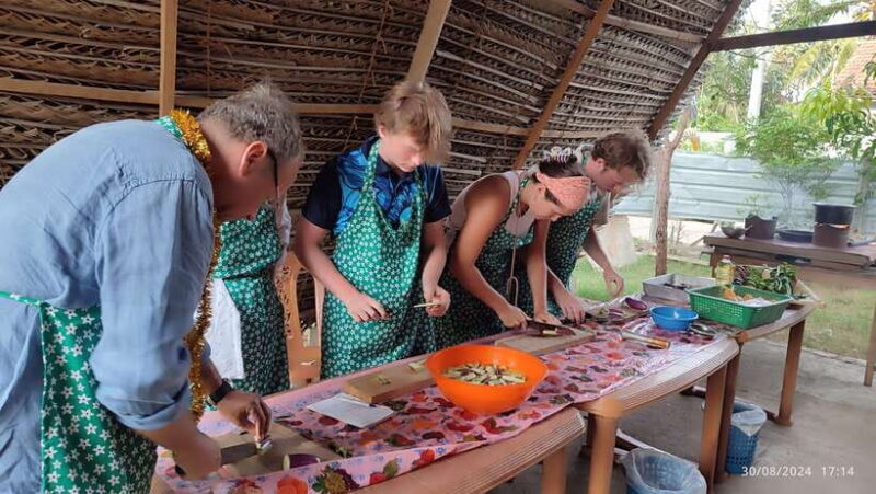 Nilaveli: Sri Lankan Cooking Class with a Local Family - Key Points