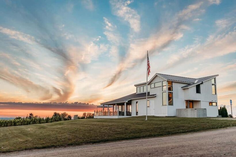 NON BUS Traverse City Leelanau Peninsula Sunset Wine Tour - Who Should Consider This Tour?