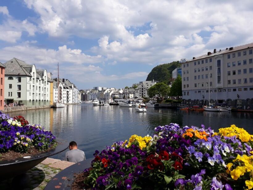 Norwegian Coastal Cities: Smartphone Audio Guide App - A Practical Guide to the Norwegian Coastal Cities Smartphone Audio Tour