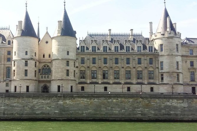 Notre Dame quartier & Ile de la Cité Private 2-Hour Walking Tour in Paris - Understanding the Value