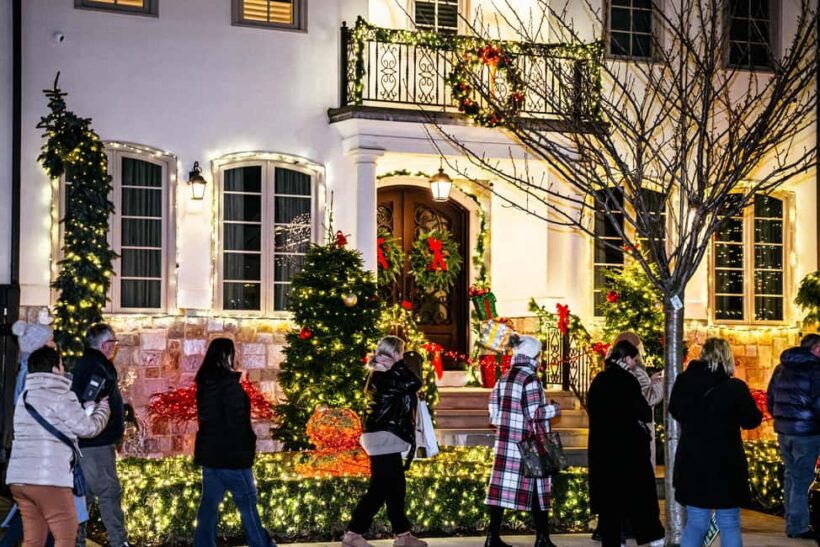 NYC: Holiday Lights and Dyker Heights Luxury Bus Tour - A Detailed Look at the Tour Experience