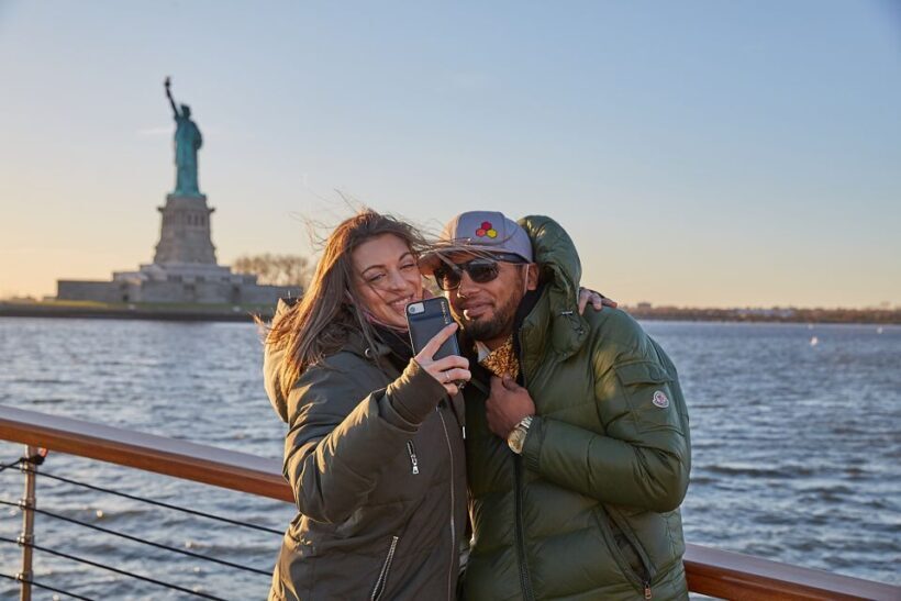 NYC: Holiday Yacht Cruise with Jazz, Cocoa & Carols - Practical Tips
