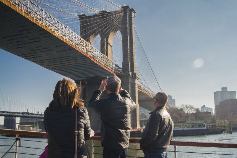 NYC: Sightseeing Holiday Cruise with Drink - Key Points