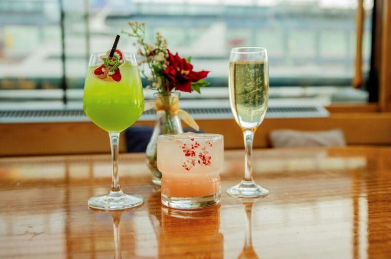 NYC: Sightseeing Holiday Cruise with Drink - What Sets This Tour Apart