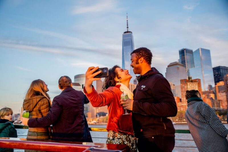 NYC: Sightseeing Holiday Cruise with Drink - Considerations and Potential Drawbacks
