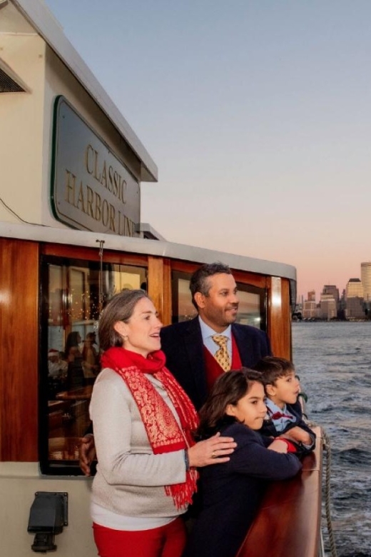 NYC: Sightseeing Holiday Cruise with Drink - Who Will Love This Cruise?