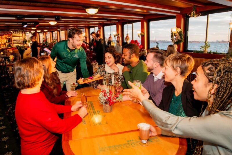 NYC: Sightseeing Holiday Cruise with Drink - FAQ