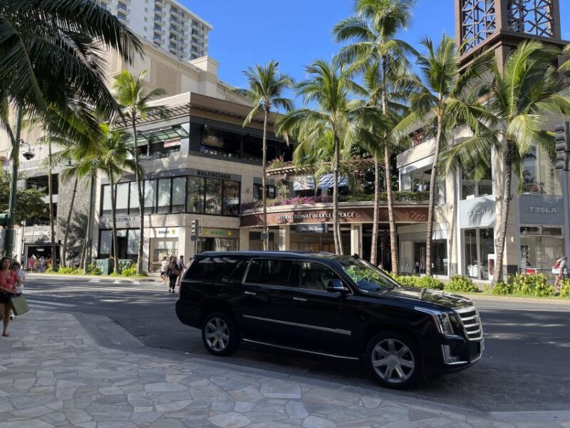 Oahu: Honolulu Airport Private by Escalade SUV - Comfort and Convenience in Detail