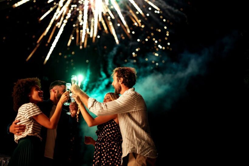 Oahu: Waikiki Friday Fireworks Cruise with Snacks and Drinks - The Sum Up