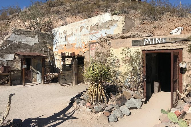 Oatman Mining Camp, Burros, Museums/Scenic RT66 Tour Small Grp - Experiencing the High Noon Gunfight Show in Oatman