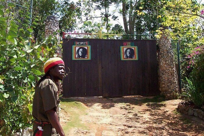 Ocho Rios Bob Marley Nine Mile Tour - The Journey Begins: Scenic Drive through Jamaica’s Countryside