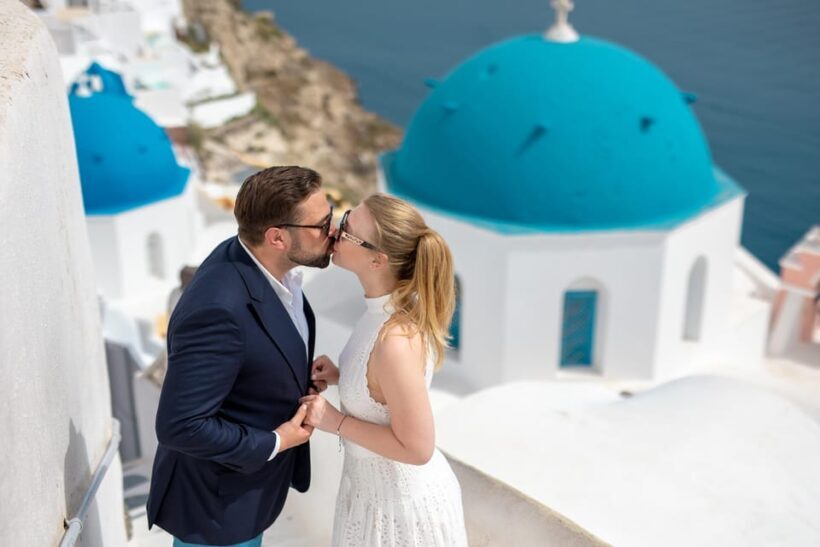 Oia: Couple photoshoot with 30 edited Photos - Key Points
