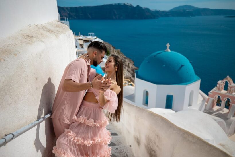 Oia: Couple photoshoot with 30 edited Photos - What’s Included and What’s Not