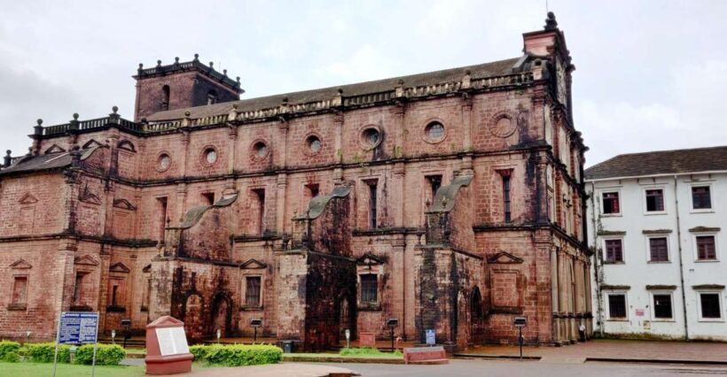 Old Goa: Walking Tour of Heritage Churches - Visiting Key Churches and Monuments