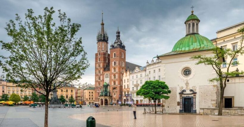Old Town short guided walk with entry to St. Mary's Basilica - Key Points