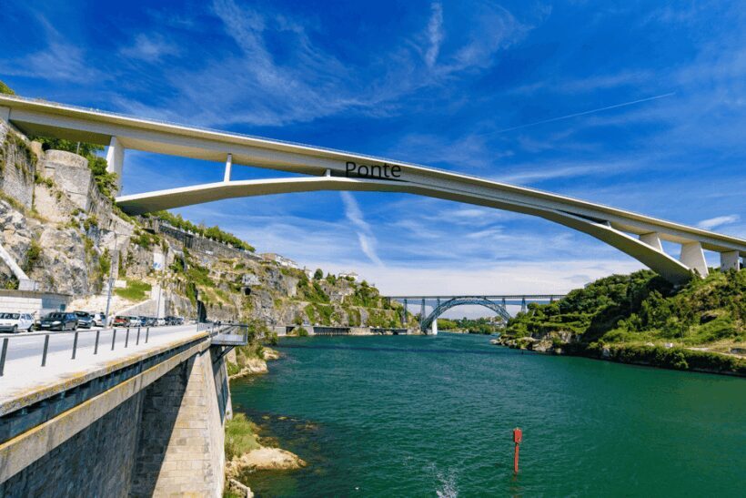 Oporto Tuk Tuk Tour: Among bridges and mysteries - 1.30h - Authenticity and Local Flavor