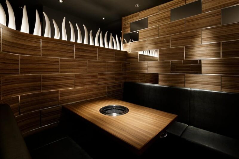 Osaka: Premium Wagyu Yakiniku at Nikuoroshi Mannoya Bettei - Dining Experience and Atmosphere