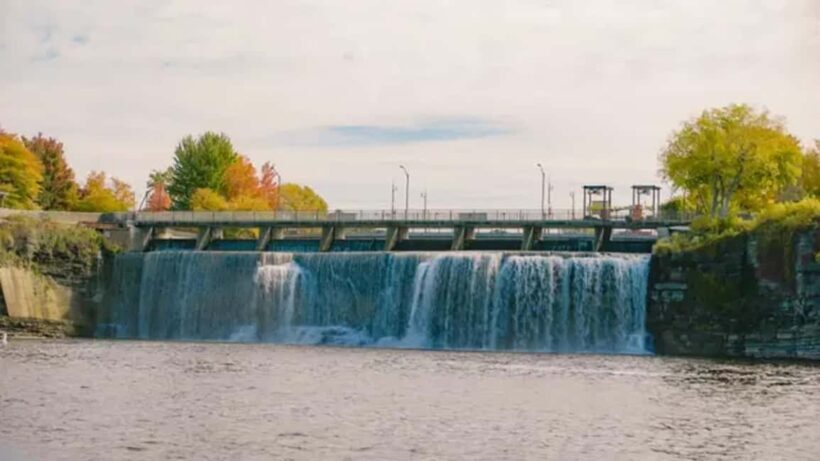 Ottawa Premium Small Group Tour with Canal Cruise - Exploring Ottawa in Comfort and Style
