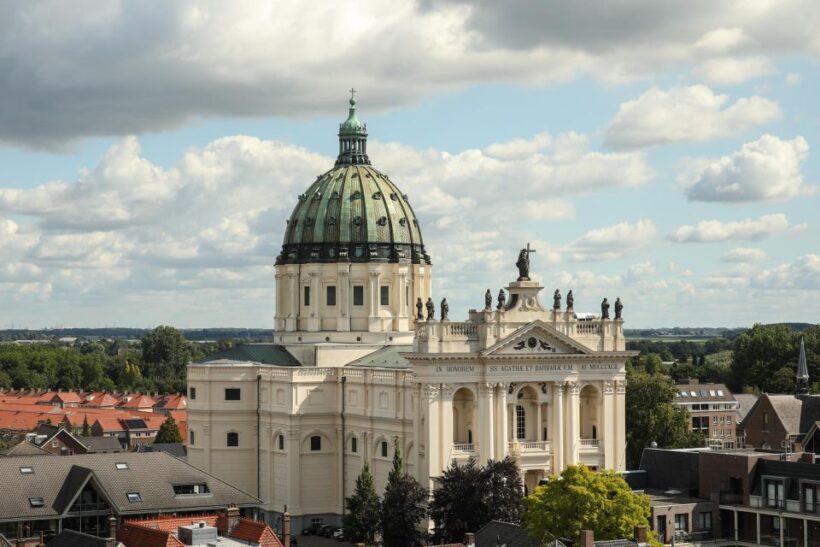Oudenbosch: Tour at Basilica of the Holy Agatha and Barbara - Practical Details and Value