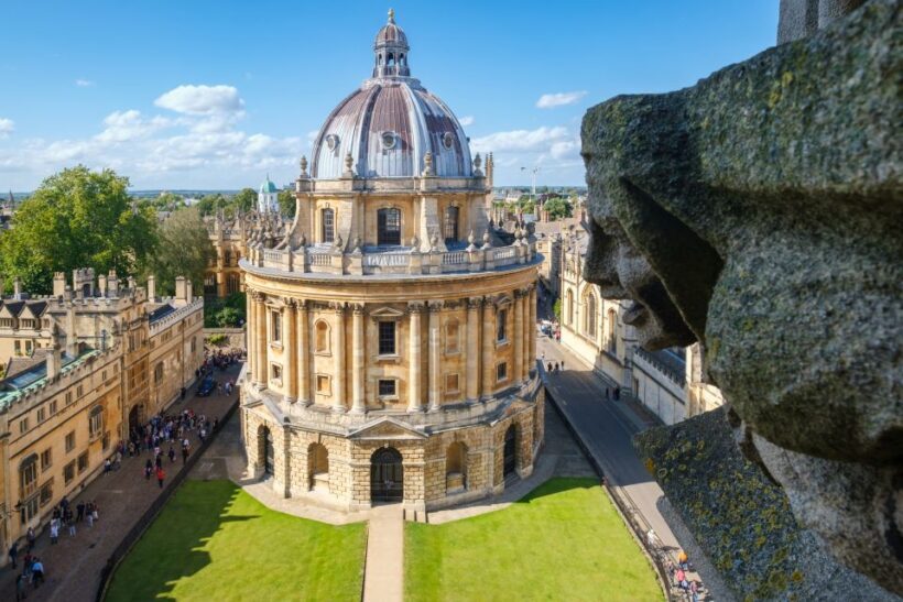 Oxford: Alumni-Led Walking Tour w/New College Entry Option - Starting Point and Guide Introduction