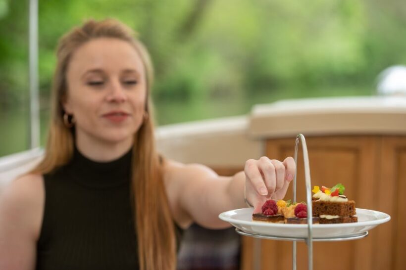 Oxford: Sightseeing River Cruise with Afternoon Tea - The Experience in Context