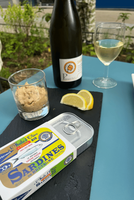 Oyster and white wine tasting in the heart of Montmartre - What to Expect During the Tasting