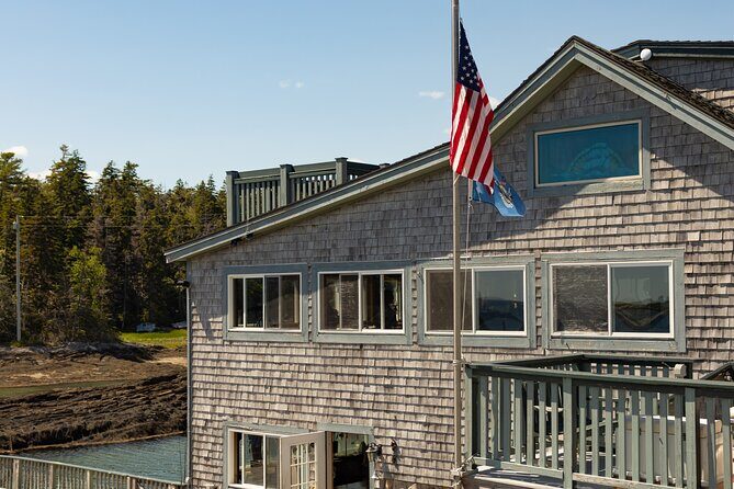 Oyster and Wine Tasting in a Cozy Seaside Lodge - Who Should Book This Tour?