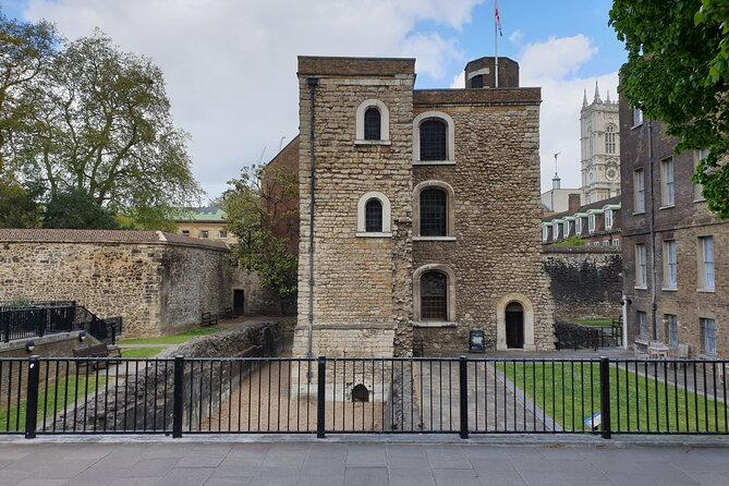 Palaces, Parliament & Power: A Walking Tour of Londons Royal City - Delving Into Londons Regal History