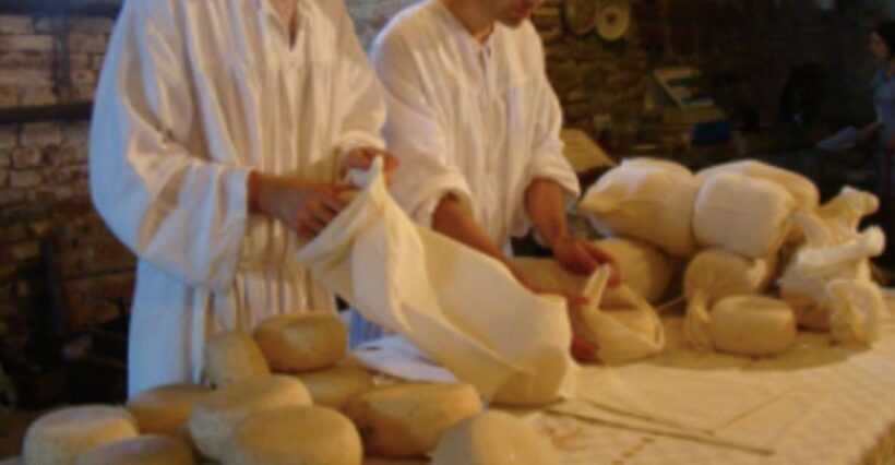 Palazzolo Acreide: Ricotta Cheese and Farm Tour with Tasting - The Journey Begins at the Farm
