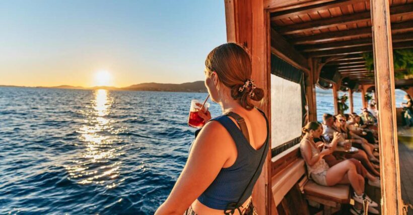 Palma de Mallorca: Sunset Boat Tour with DJ and Dance Floor - Authentic Experiences and Travel Tips