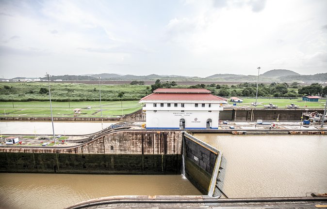 Panama Canal Partial Transit - Navigating the Miraflores Locks