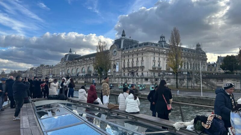 Paris: 1-Hour Sightseeing Cruise and 3-Course Bistro Dinner - Key Points