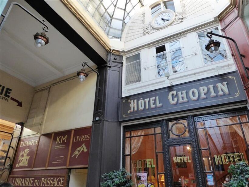 Paris: 2-Hour Passages Private City Tour in German - Key Points